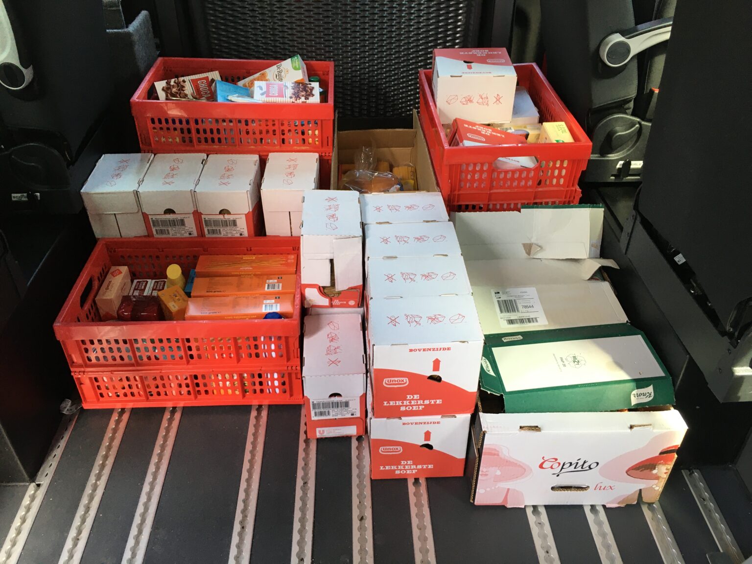 Vijftig volle kratten voor Voedselbank Leerdam - Johanniter Nederland Vijftig volle kratten voor Voedselbank Leerdam - Johanniter Nederland